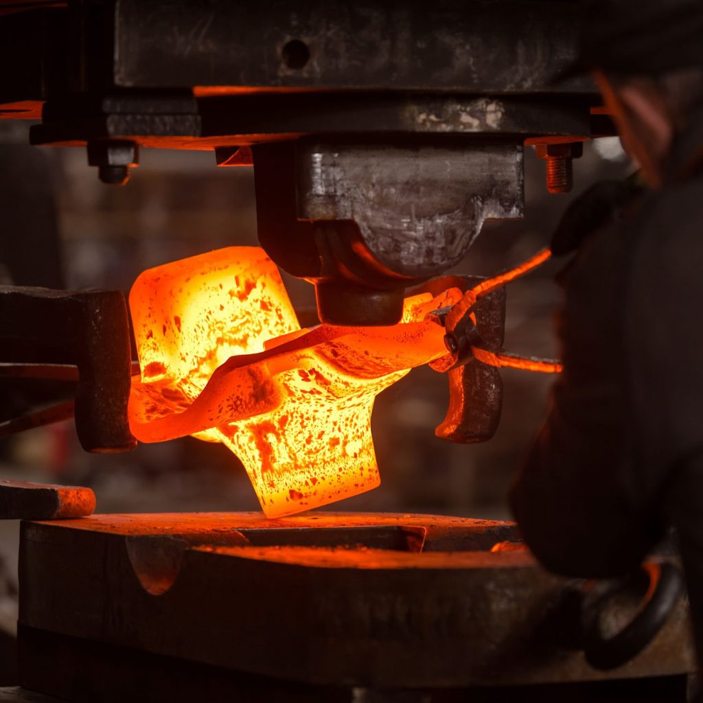Forjamento Livre e Forjamento em Matriz Fechada (Diferença)