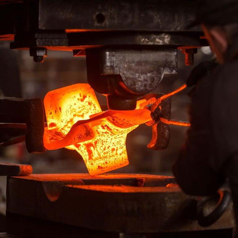 Forjamento Livre e Forjamento em Matriz Fechada (Diferença)